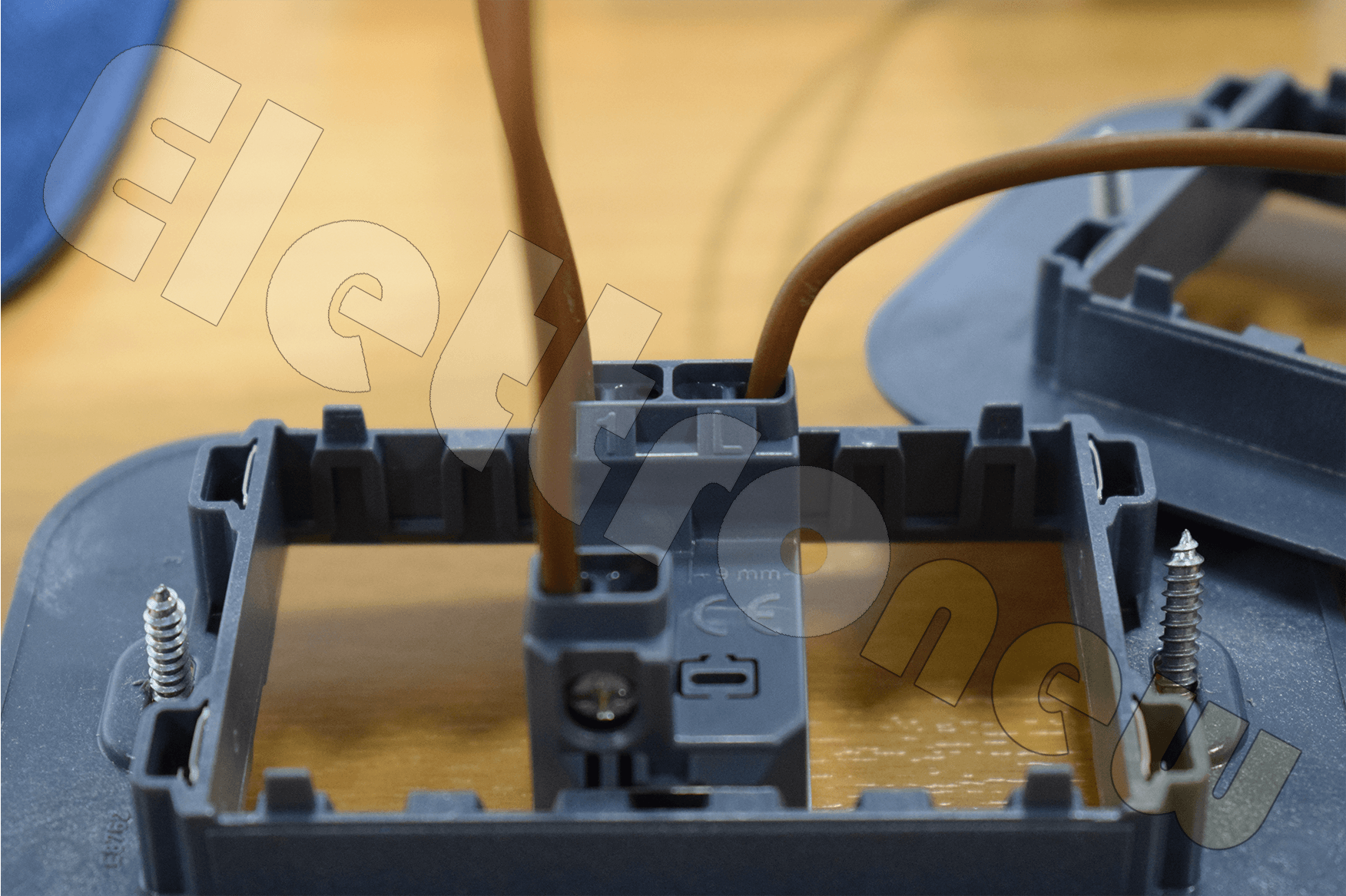 Come accendere una lampada da due punti con deviatore